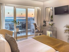 Premium Room with Private Balcony and Panoramic Acropolis View | Roupa de alta qualidade, minibar, cofre no quarto 