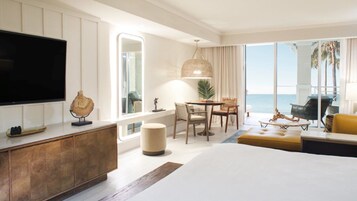 Roupas de cama premium, cofres nos quartos, escrivaninha