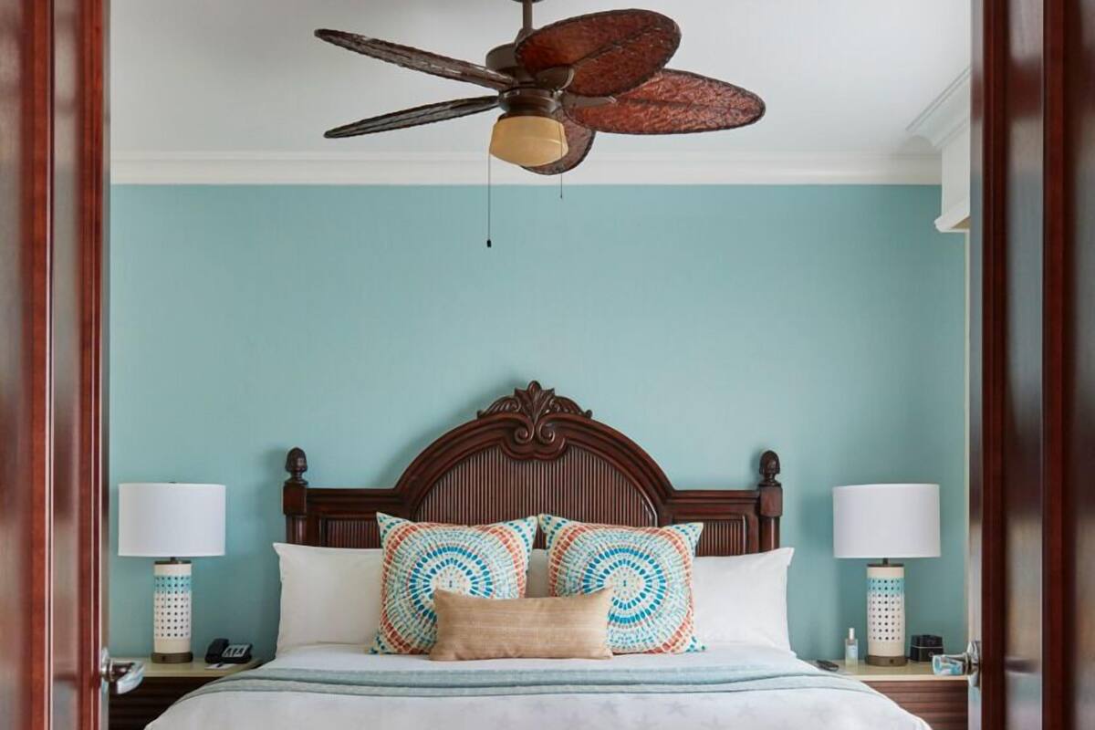 Quarto, 1 cama king-size, vista para a lagoa | Roupa de alta qualidade, cofre no quarto, secretária 