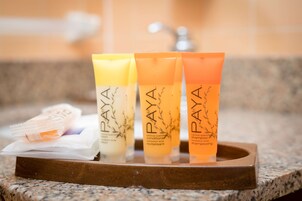 Produtos de toalete biodegradáveis, secador de cabelo, toalhas de banho 