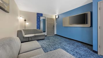 Suíte, 1 cama King, para não fumantes (Efficiency) | Roupas de cama premium, escrivaninha, espaço de trabalho para notebook