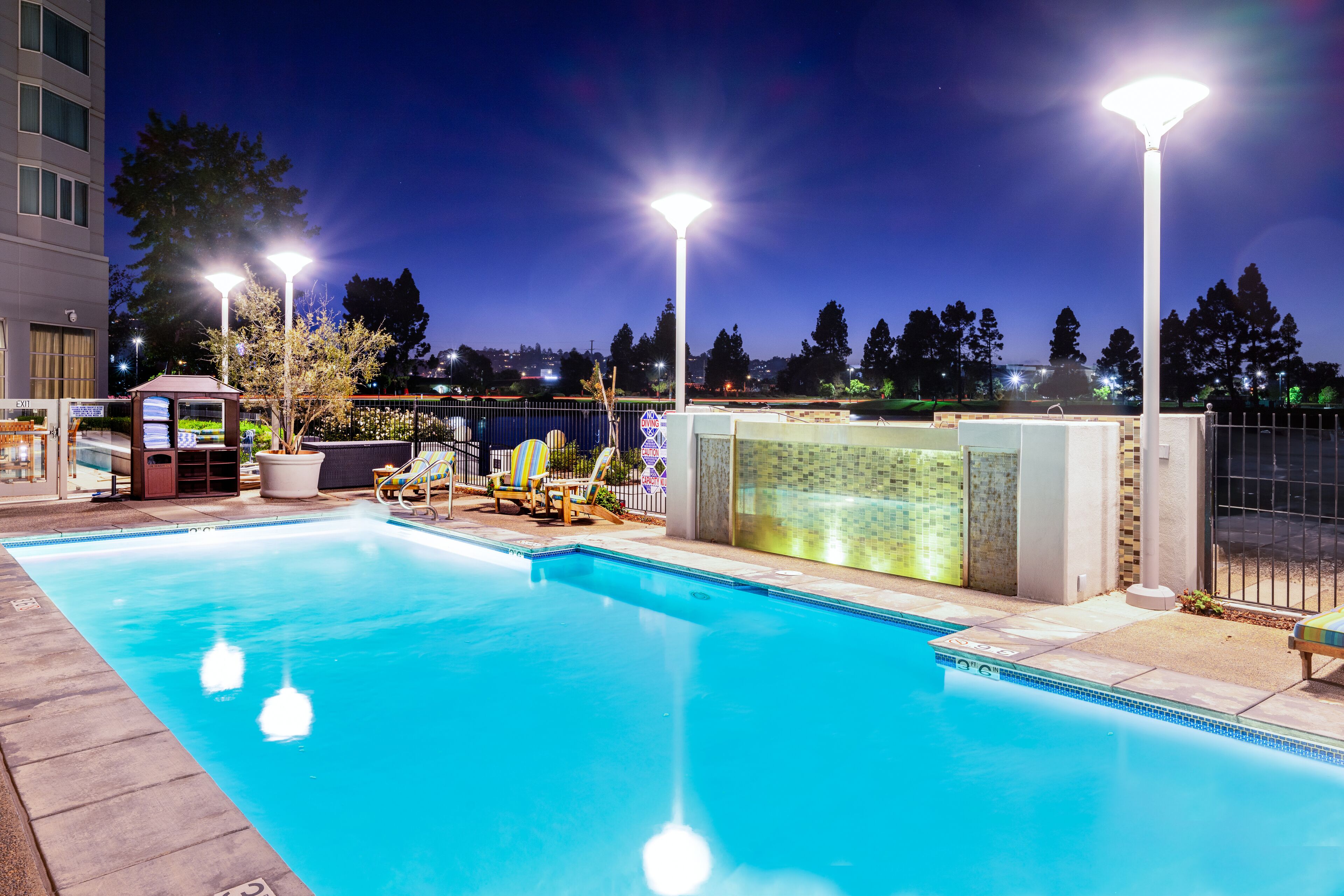 Piscina exterior, espreguiçadeiras 