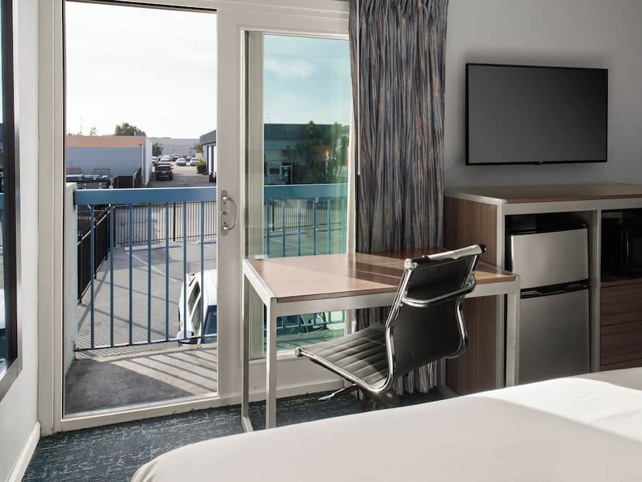 Quarto, 2 camas queen-size | Secretária, ferro/tábua de engomar, Wi-fi grátis