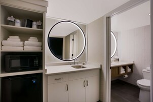 Suite, várias camas, não fumadores, frigorífico e micro-ondas | Casa de banho | Artigos de higiene pessoal grátis, um secador de cabelo 