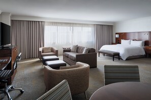 Suite Júnior, 1 cama king-size e sofá-cama | Roupa de alta qualidade, camas de colchão pillowtop, secretária 