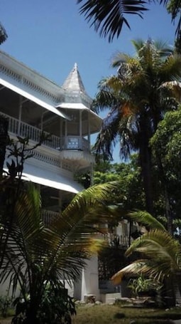 Jardim. Hotel Oloffson