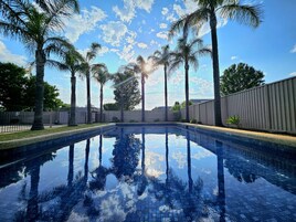 Piscina externa, espreguiçadeiras