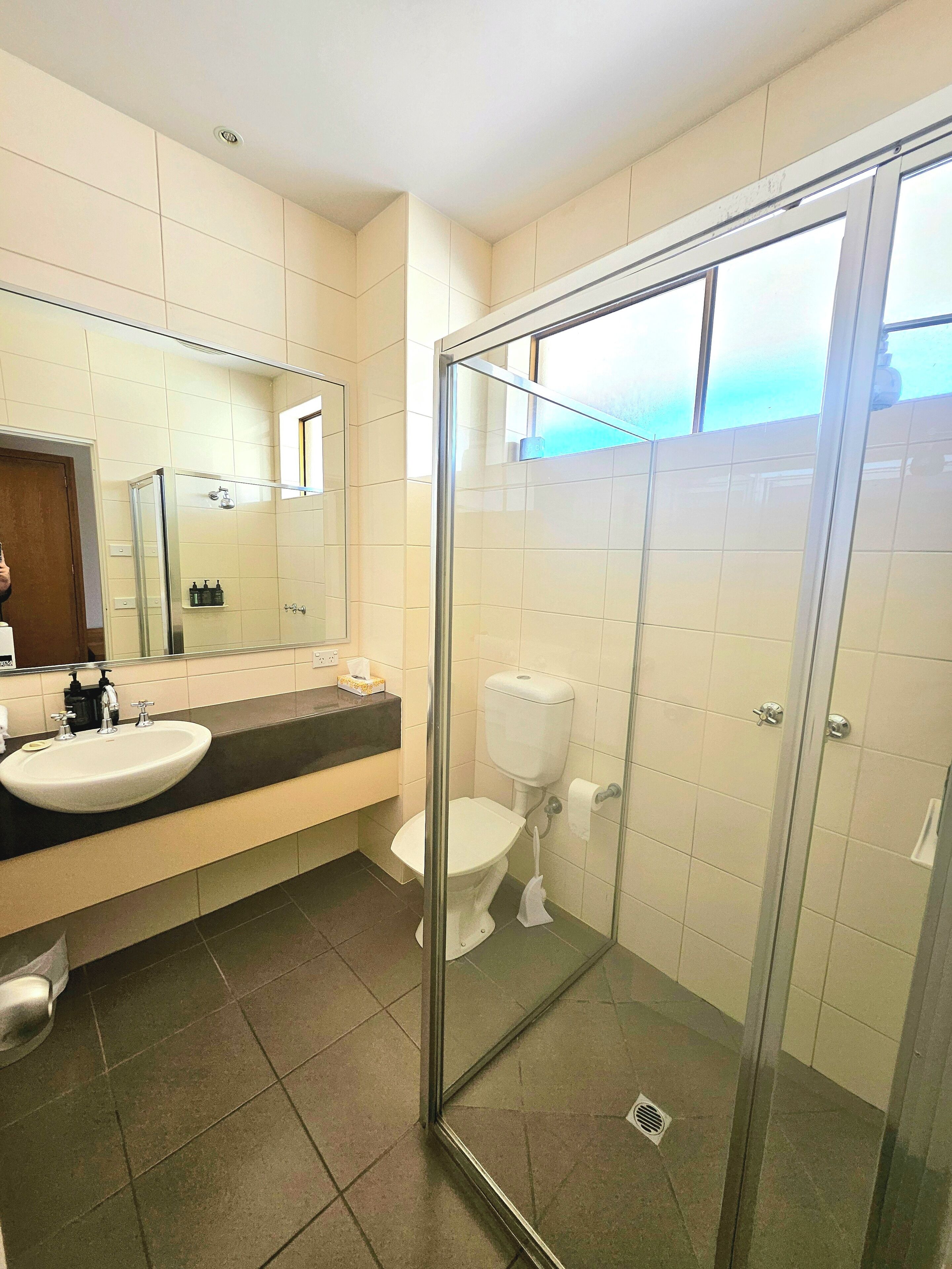 Um polibã, artigos de higiene pessoal grátis, um secador de cabelo 