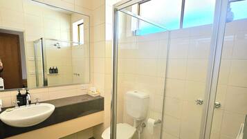 Um polibã, artigos de higiene pessoal grátis, um secador de cabelo