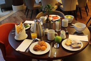 Pequeno-almoço tipo buffet diário mediante uma taxa 