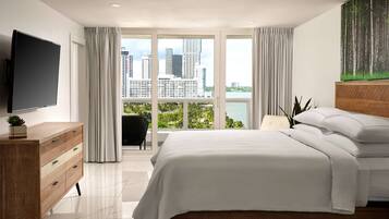 Apartamento em Condomínio Fechado, 3 quartos | Roupa hipoalergénica, cofre com capacidade para portátil, secretária