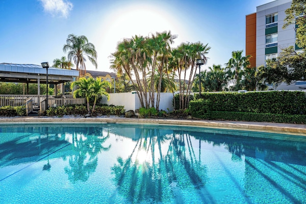 Piscina exterior, espreguiçadeiras