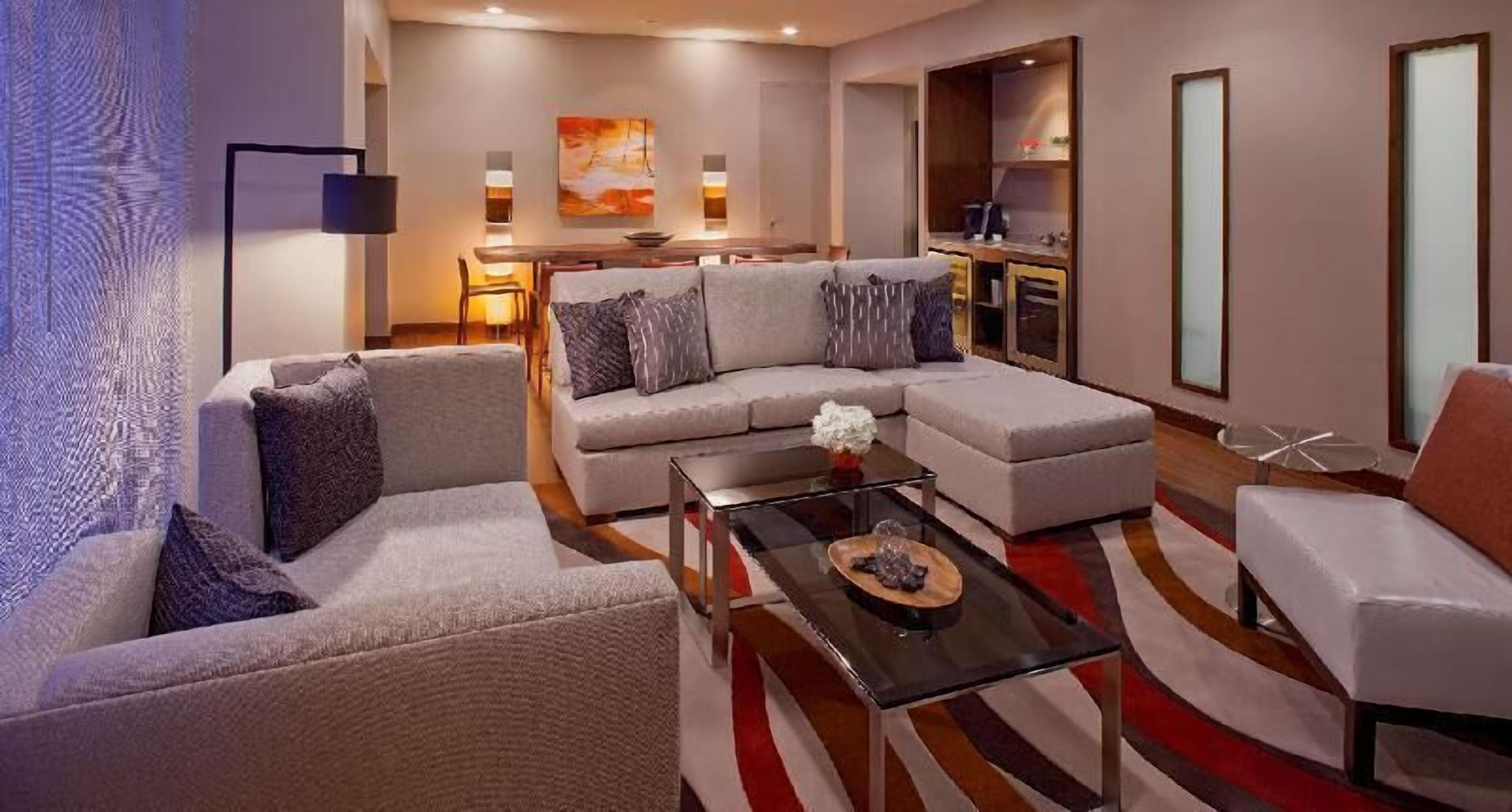 Sala de estar | Televisor de ecrã plano de 55 polegadas com canais por cabo, Smart TV 