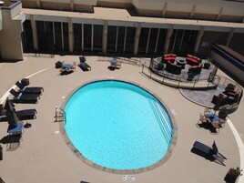 Piscina externa, guarda-sóis, espreguiçadeiras