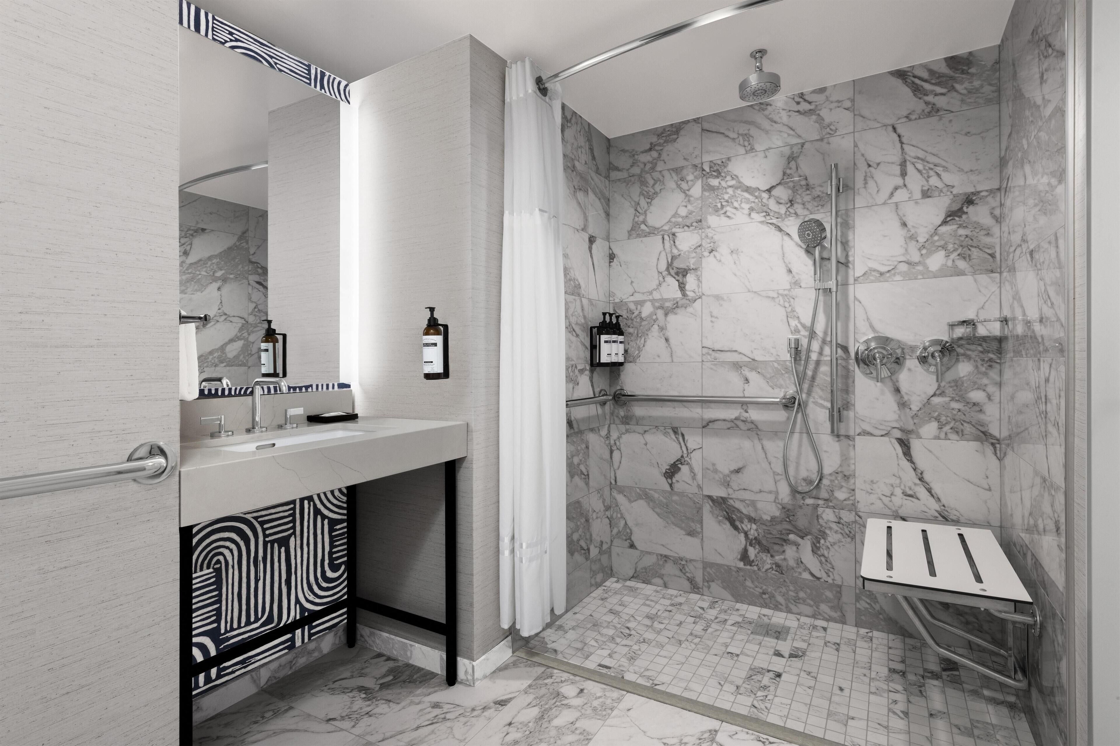 Produtos de toalete biodegradáveis, secador de cabelo, toalhas de banho 