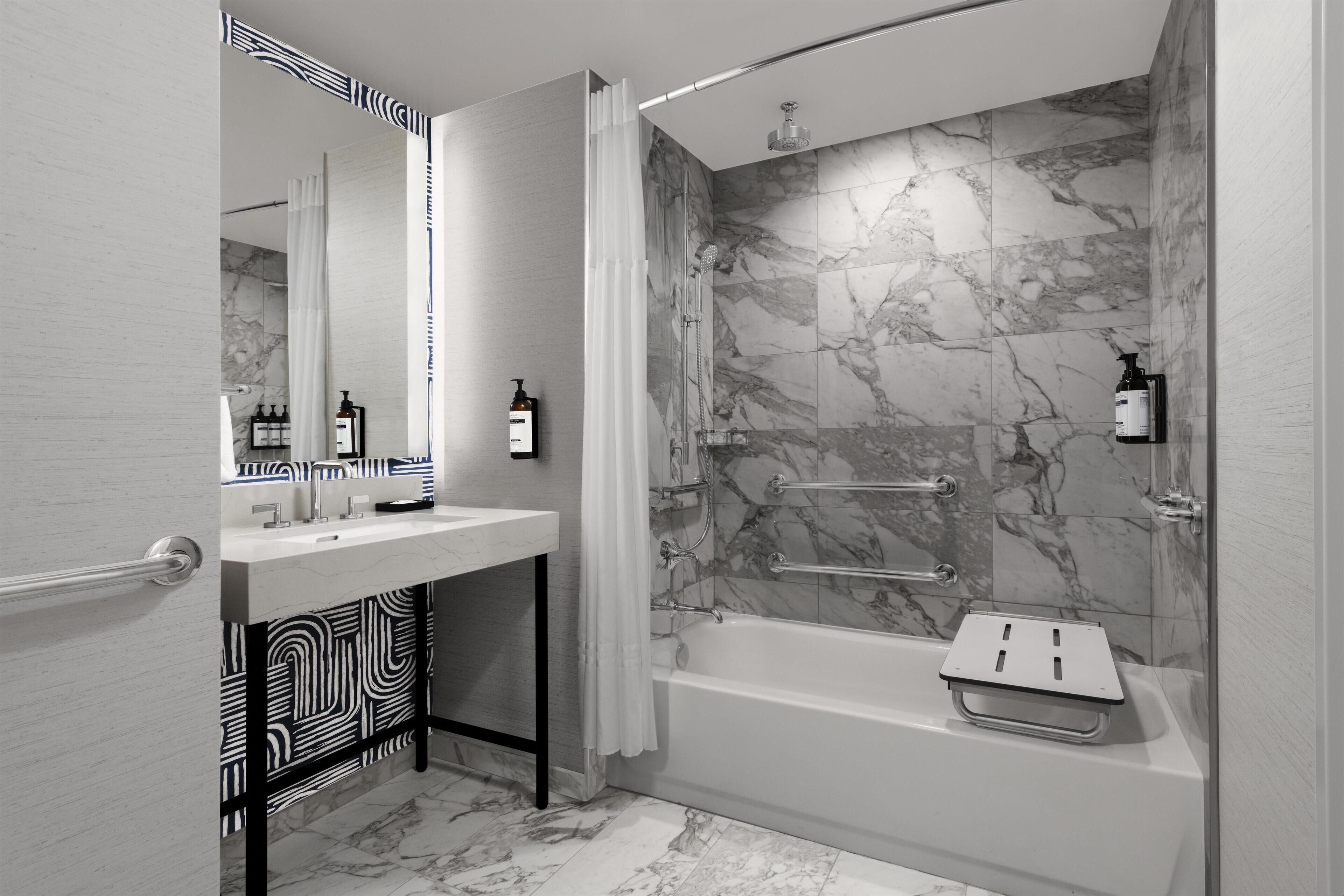 Quarto, 1 cama King, acessível, banheira | Banheiro | Produtos de toalete biodegradáveis, secador de cabelo, toalhas de banho 