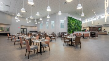 Pequenos-almoços, jantares e brunches (fins de semana) servidos 