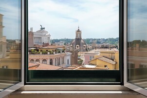 Frigobar, cofres nos quartos, escrivaninha, cortinas blackout