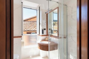 Quarto casal superior | Banheiro | Produtos de toalete biodegradáveis, secador de cabelo, bidê