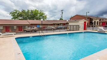 Piscina exterior sazonal