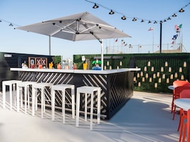 Este bar no terraço do hotel