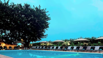 Piscina exterior, da(s) 7:00 à(s) 21:30, guarda-sóis, espreguiçadeiras