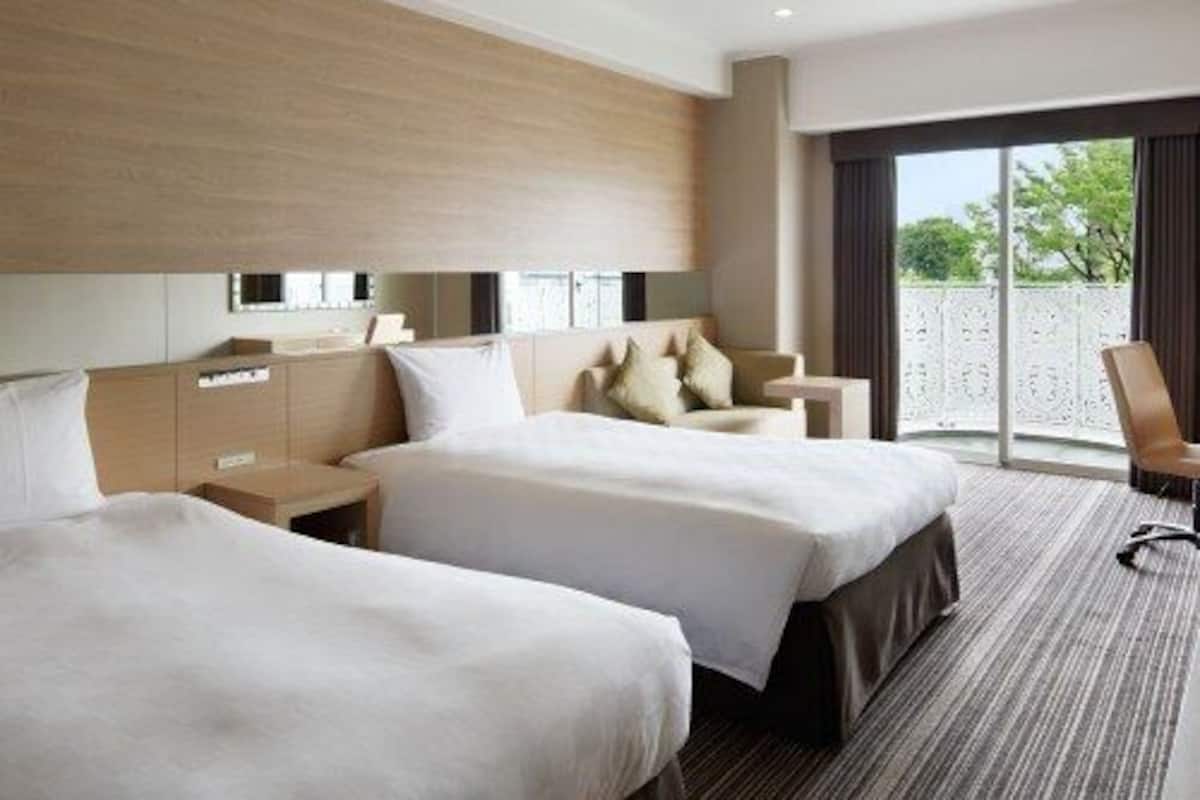 Edredões de penas, cofre no quarto, cortinas/cortinados opacos