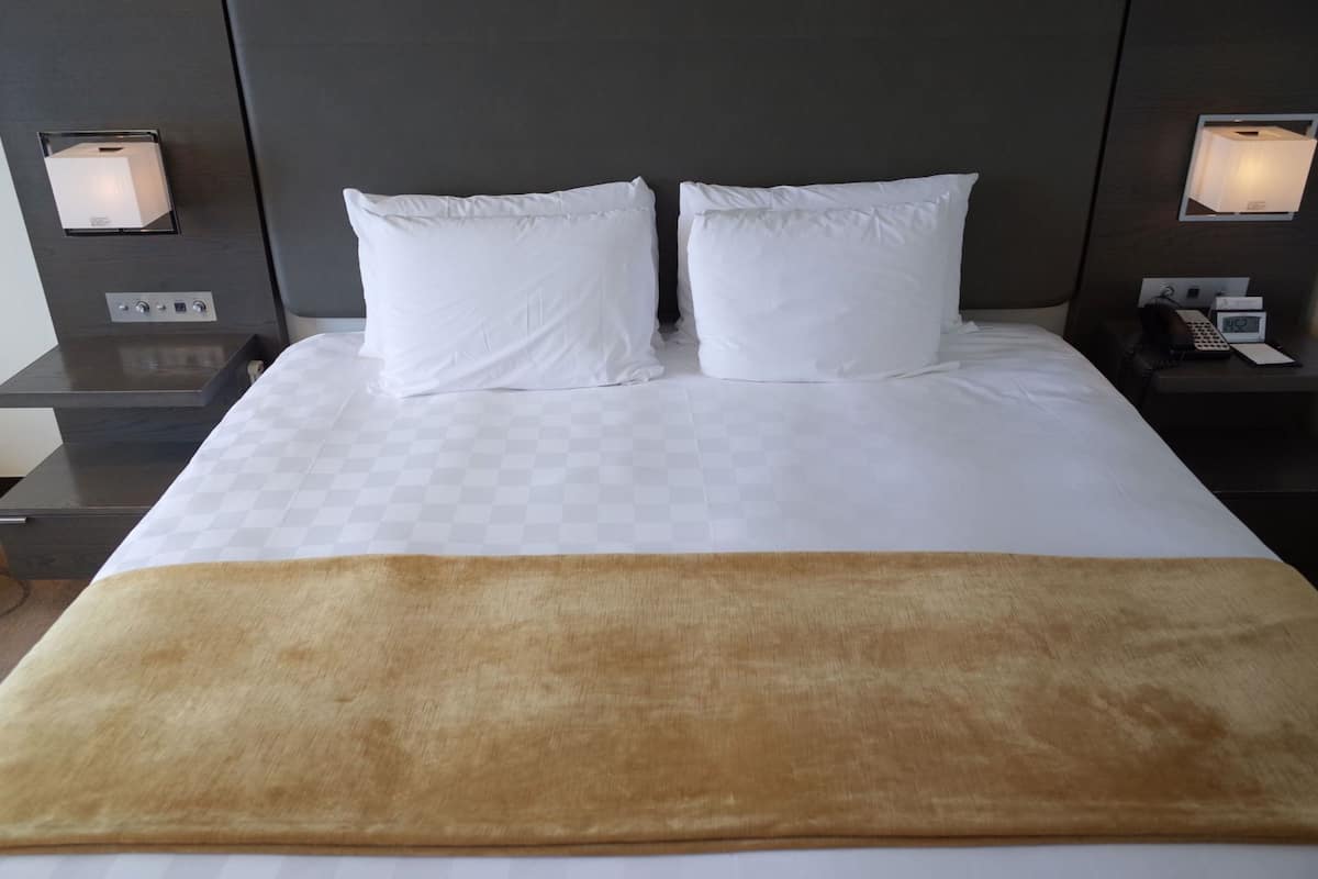 Edredões de penas, cofre no quarto, cortinas/cortinados opacos