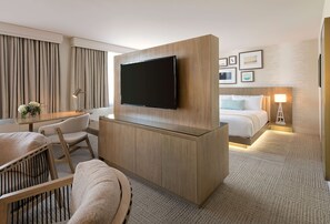 Suíte júnior, 1 cama King | Roupas de cama premium, edredons de pluma, cofres nos quartos