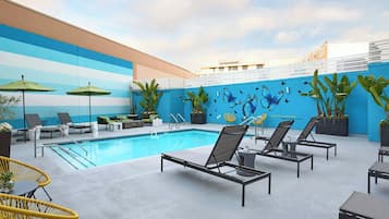 Piscina externa, funciona das 6h às 22h, guarda-sóis, espreguiçadeiras