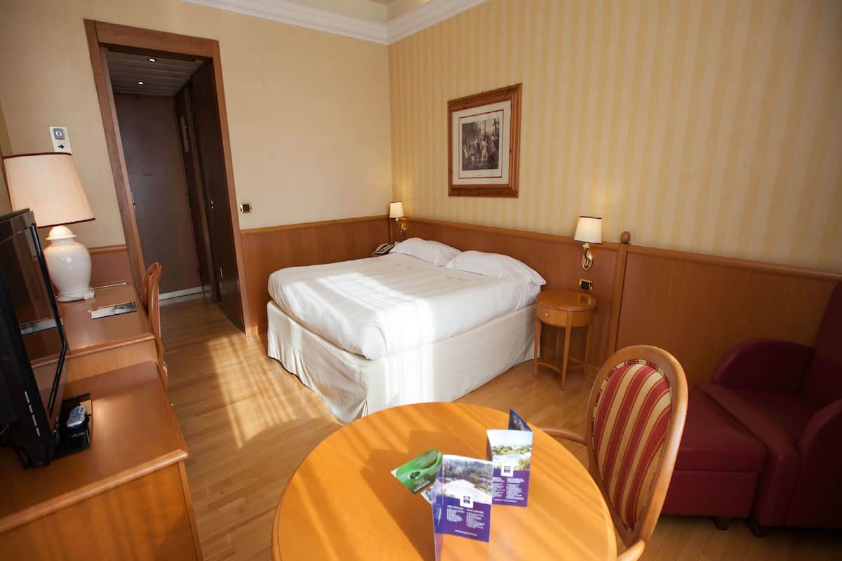Quarto Executivo, 1 cama de casal ou 2 camas de solteiro | Roupas de cama antialérgicas, frigobar, cofres nos quartos, escrivaninha