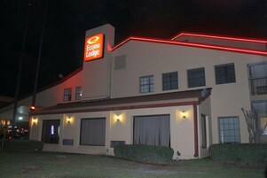Um edifício com uma placa que diz 'Econo Lodge'.