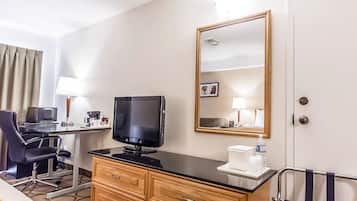 Quarto luxo, 1 cama King, geladeira e micro-ondas, no piso térreo | Roupas de cama premium, camas com colchões pillow-top