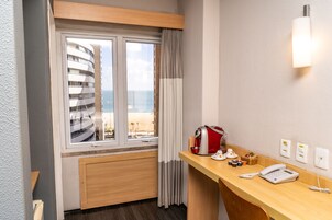 Apartamento executivo, 1 cama Queen, vista para o mar | Vista do quarto