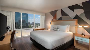 Cofre no quarto, com decoração personalizada