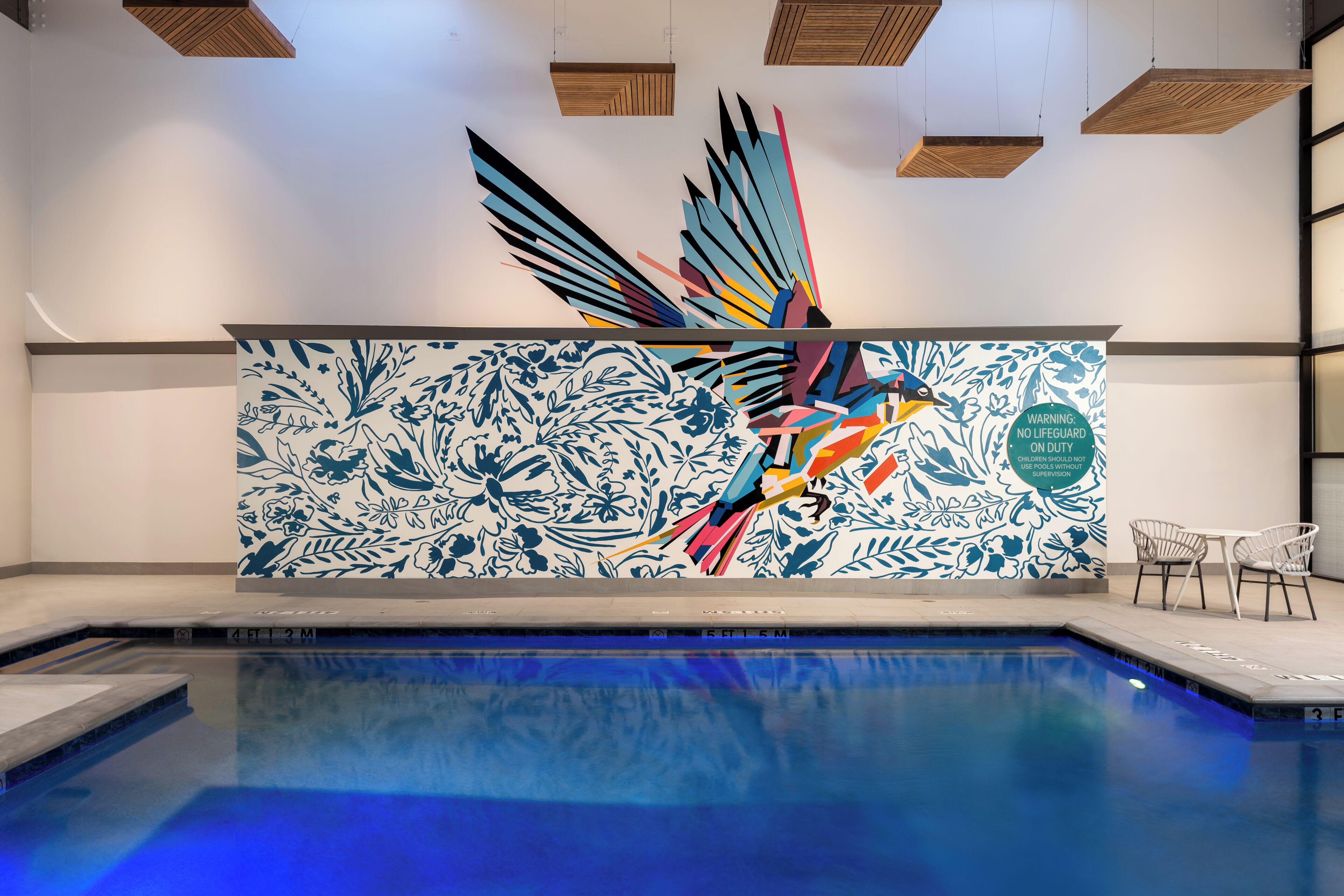 Piscina interior, guarda-sóis, espreguiçadeiras 