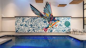 Piscina interior, guarda-sóis, espreguiçadeiras