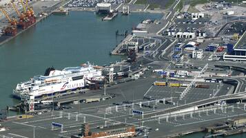 Um grande ferry atracado em um porto com várias pistas e áreas de estacionamento.