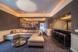 Suite Presidencial | Sala de estar | Televisor de 42 polegadas com canais de TV premium, base para iPod 
