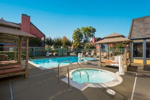 Piscina exterior, espreguiçadeiras 