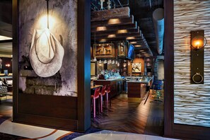 2 restaurantes, que servem almoços, jantares, também cozinha americana 