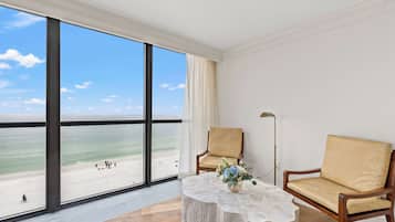 Suite Presidencial, 1 cama king-size | Sala de estar | Televisor de 65 polegadas com canais por cabo