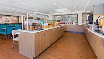 Café da manhã com buffet grátis todos os dias