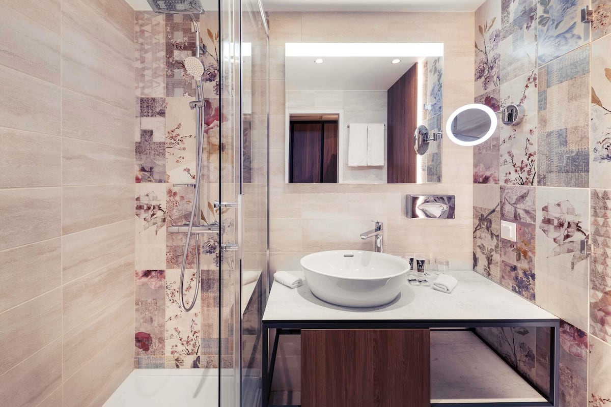 1 quarto, roupas de cama premium, frigobar, cofres nos quartos