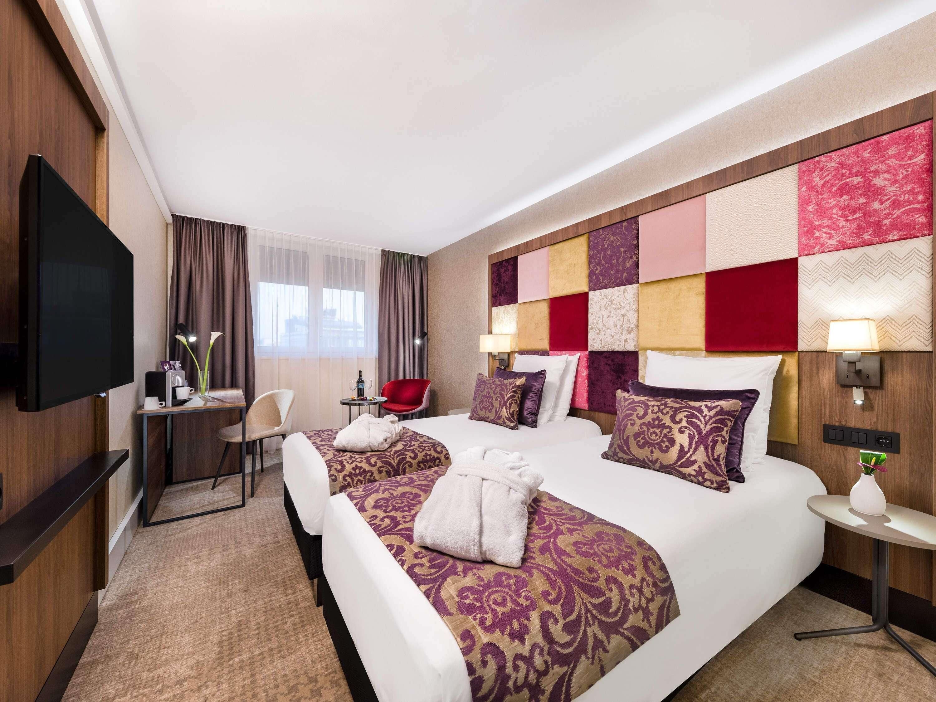 Roupas de cama premium, frigobar, cofres nos quartos, escrivaninha