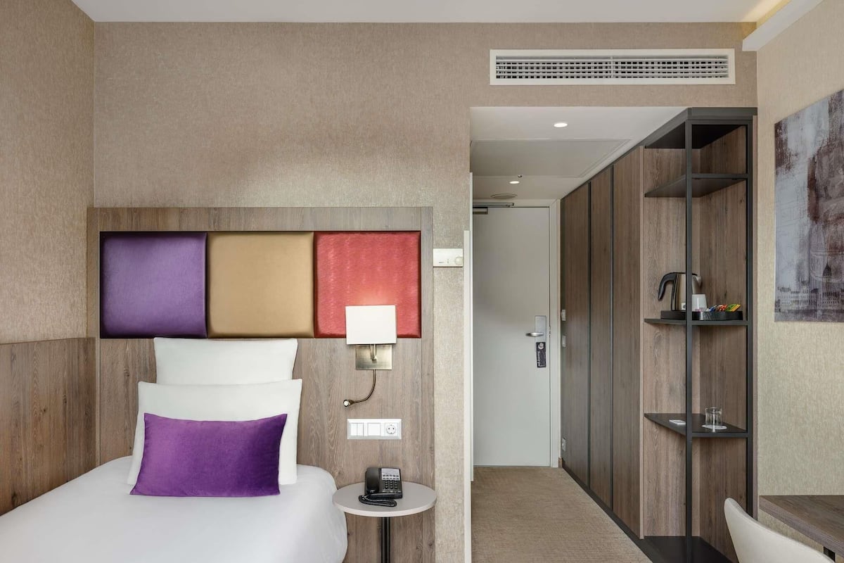 Quarto superior, 1 cama de solteiro | Roupas de cama premium, frigobar, cofres nos quartos, escrivaninha