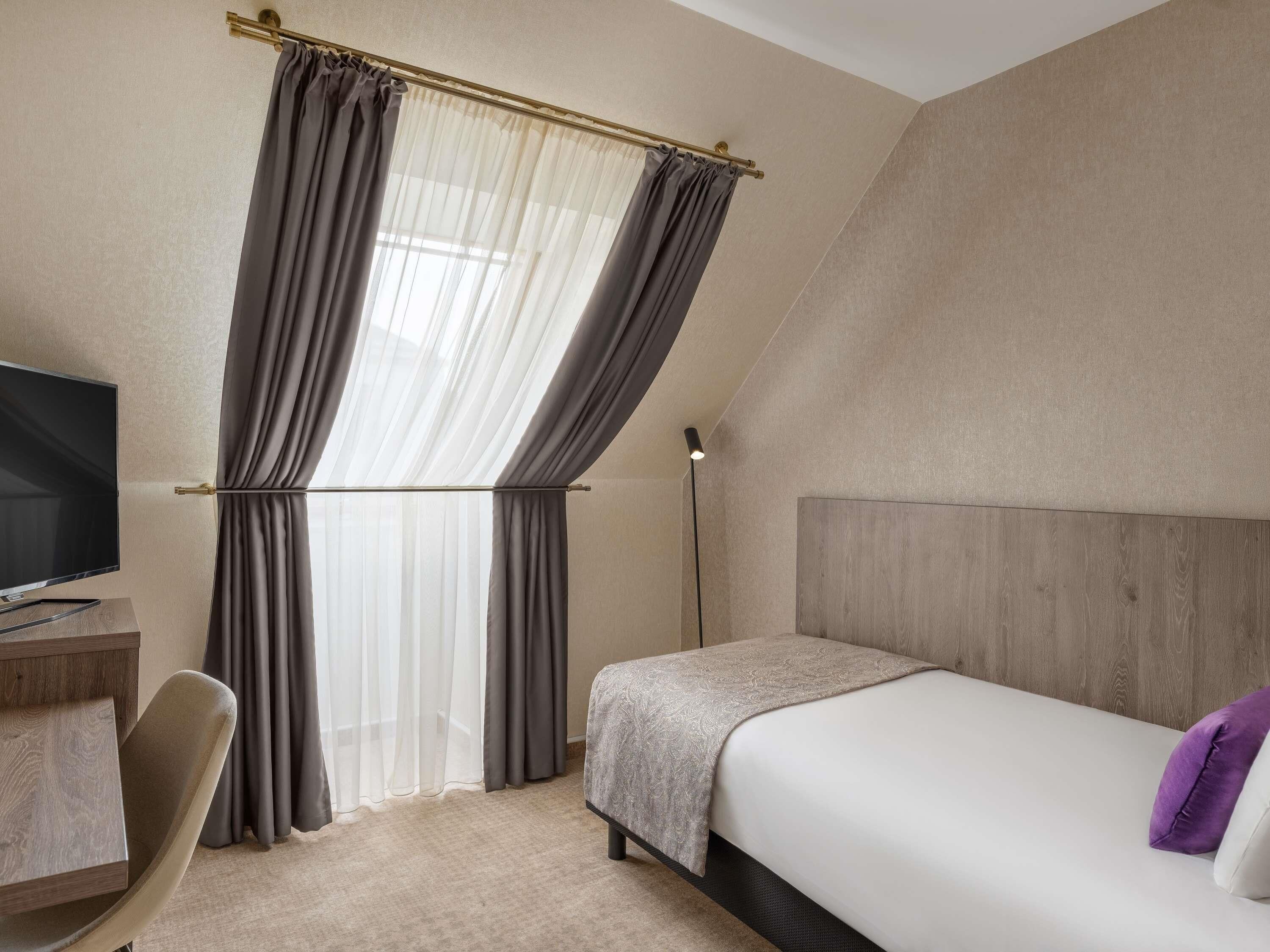 Quarto Superior, 1 cama individual | Roupa de alta qualidade, minibar, cofre no quarto, secretária 
