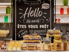 Café da manhã com buffet todos os dias (EUR 13.90 por pessoa) 