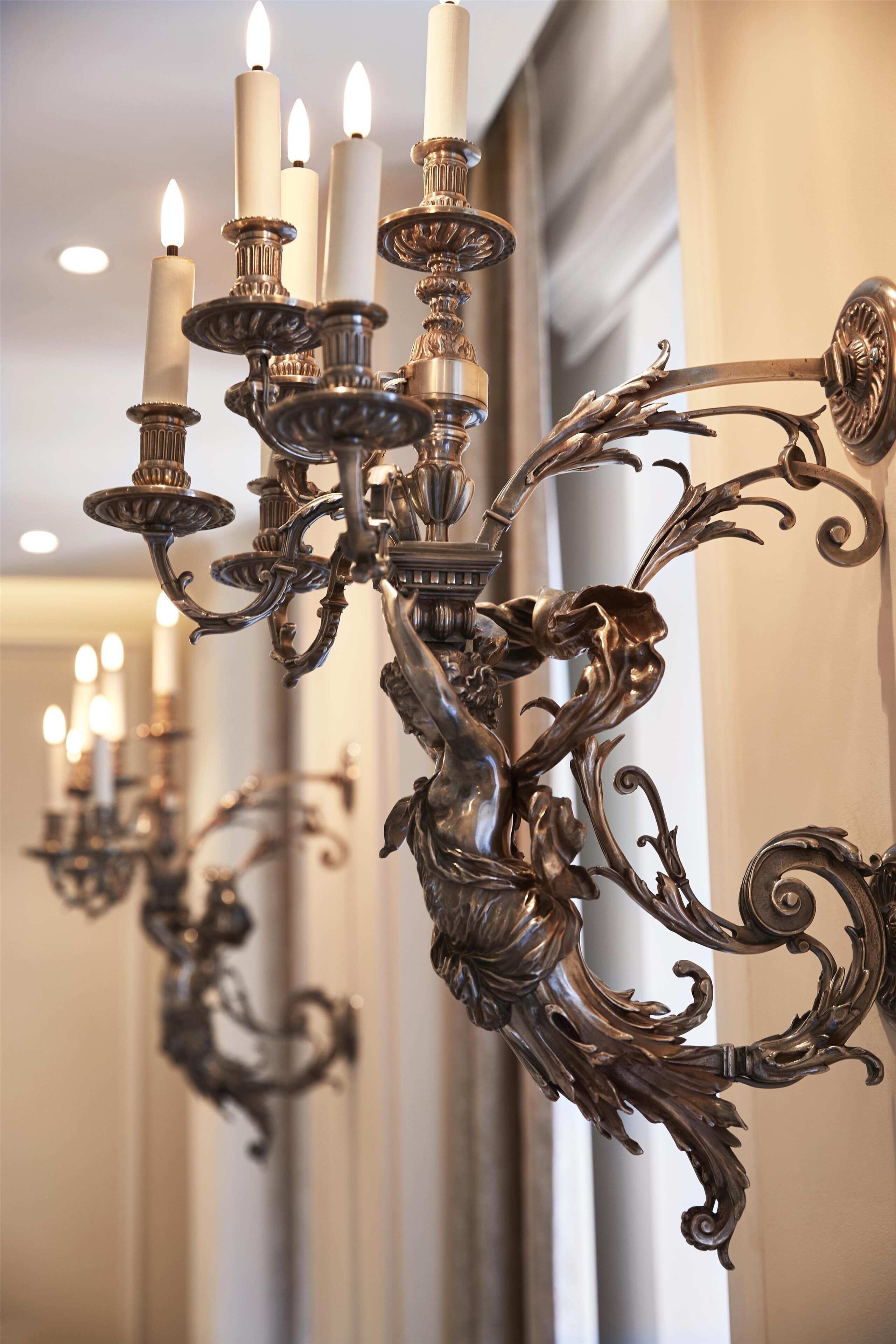 Um candelabro com múltiplas velas e detalhes metálicos elaborados.