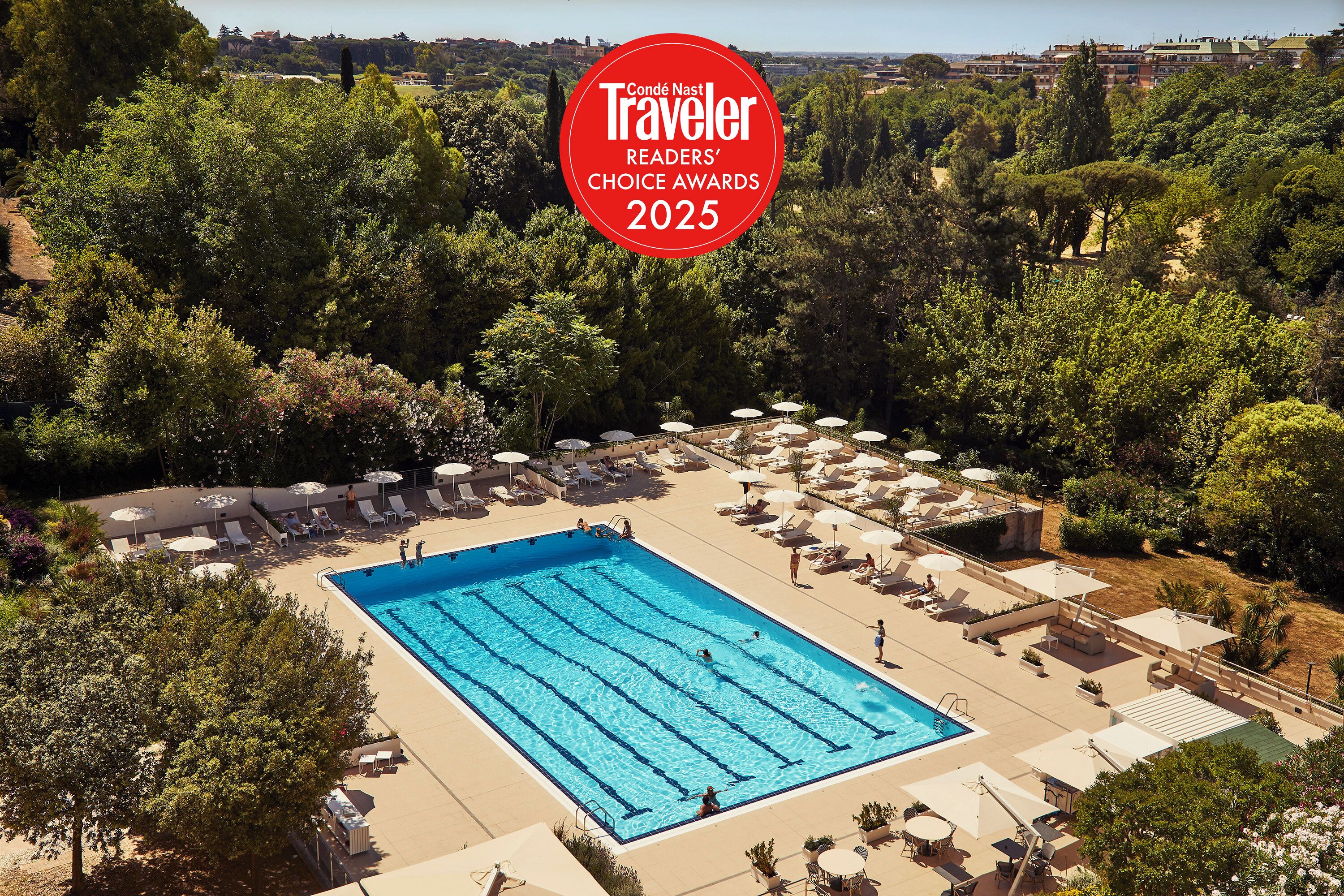 Piscina externa sazonal, funciona das 10h30 às 19h, guarda-sóis